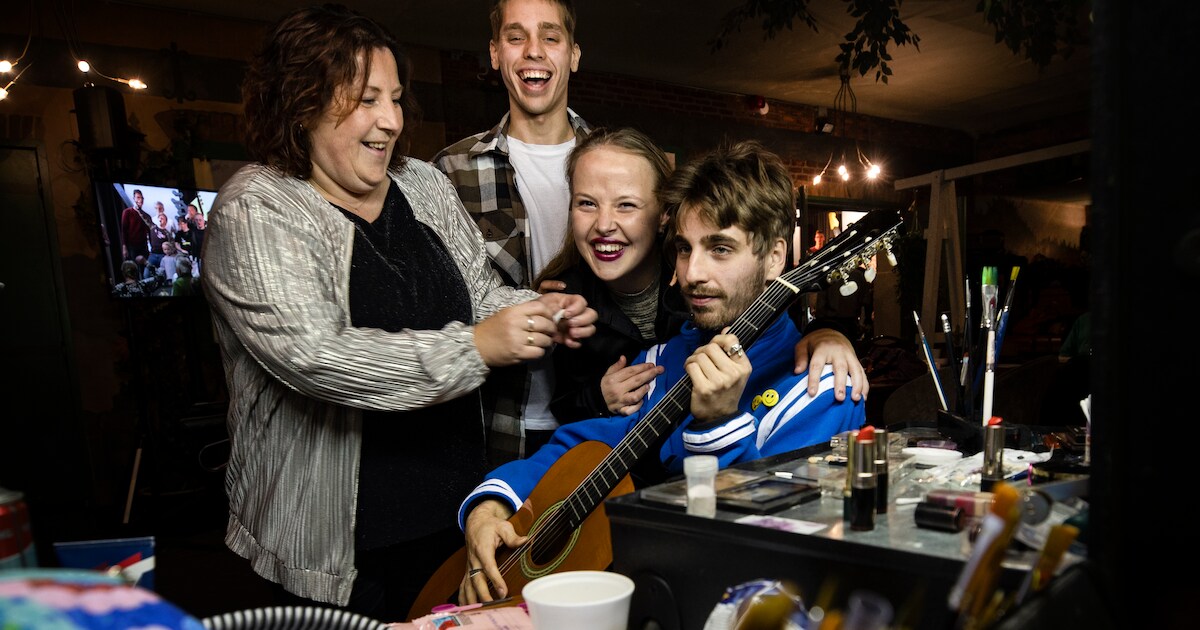 Als echte artiesten op het podium tijdens playbackshow KansPlus: ‘Hier ...