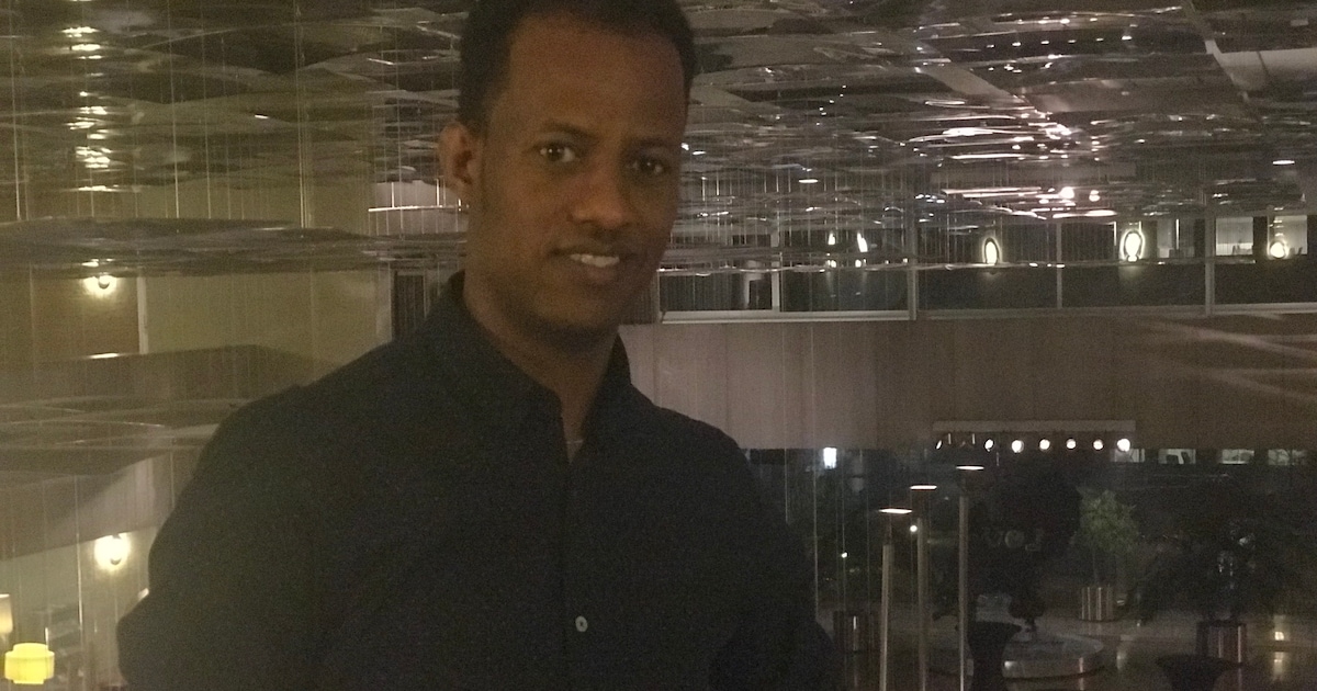 Dawit vluchtte uit Eritrea en schreef daar een boek over | Regio | ED.nl