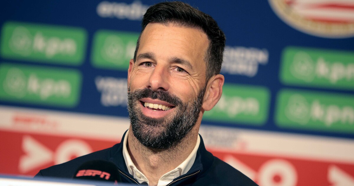PSV-trainer Ruud van Nistelrooij licht zijn keuzes toe en ziet PSV ...
