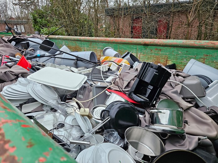 COA gooit bruikbare spullen weg, tot verbazing buurt: ‘Dit is toch ...