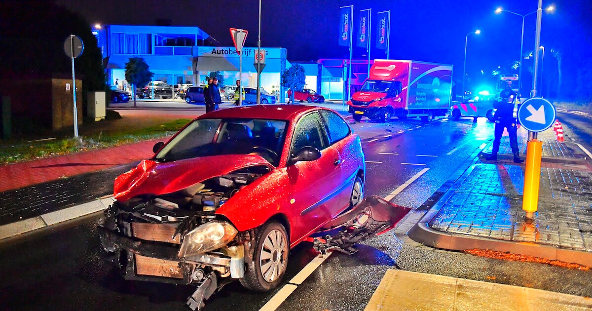 Veel schade door botsing tussen auto en kleine vrachtwagen in Valkenswaard | Valkenswaard | ed.nl