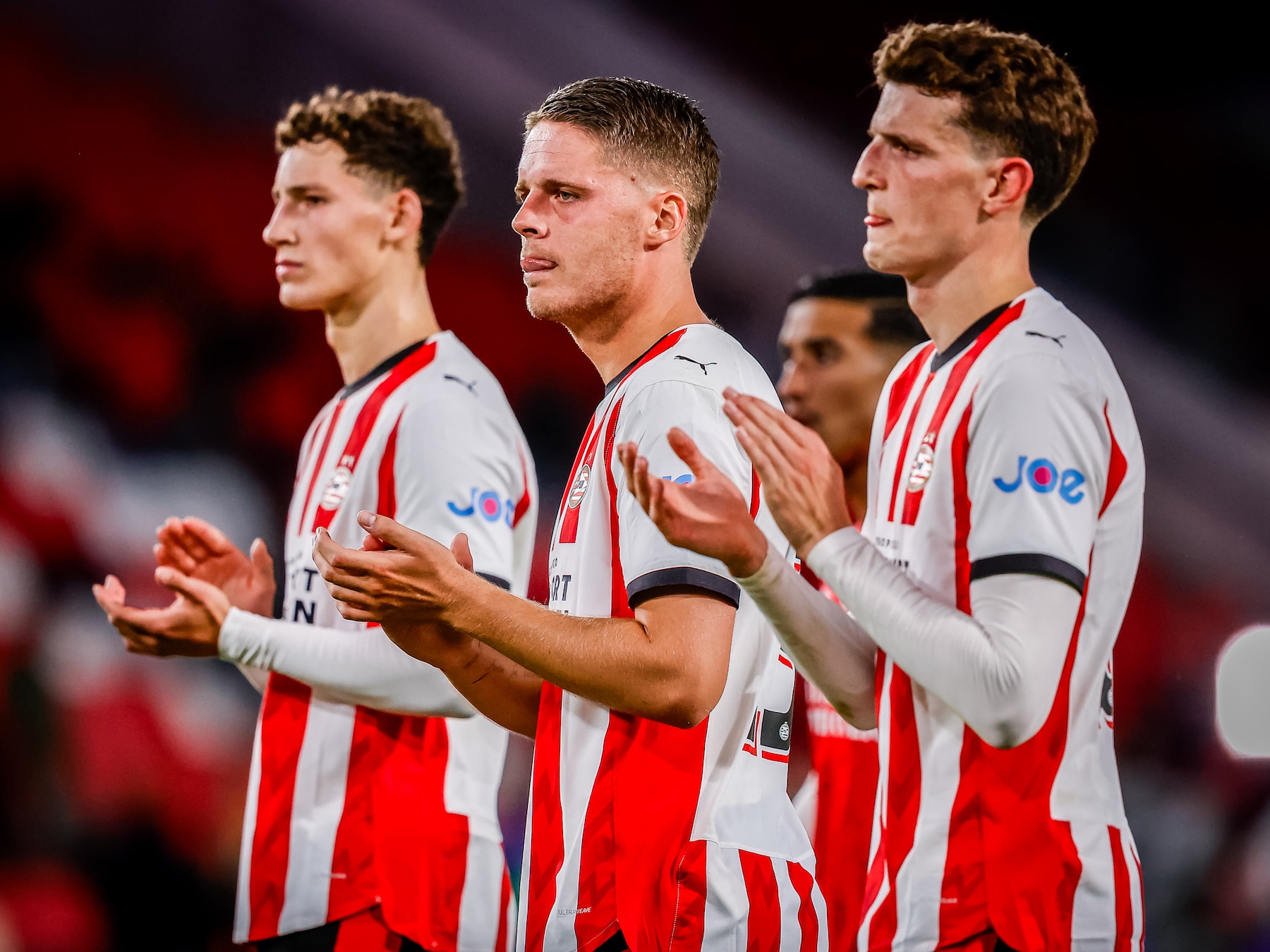 Guus Til geeft bij PSV een nadere toelichting na zijn bijzondere ...