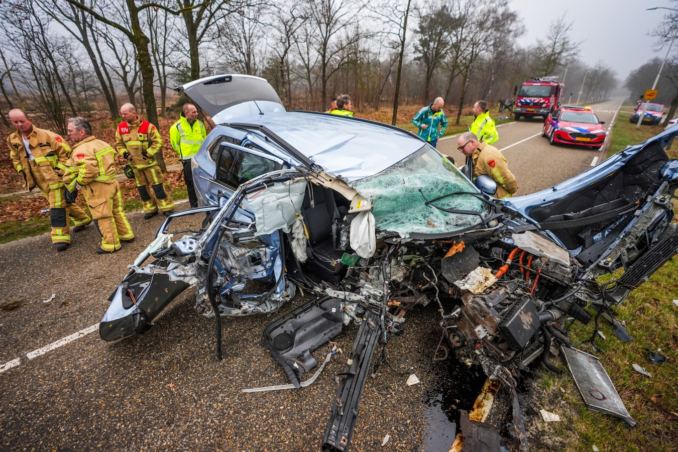Bestuurder zwaargewond na harde crash in Oirschot, voertuig door boom ...