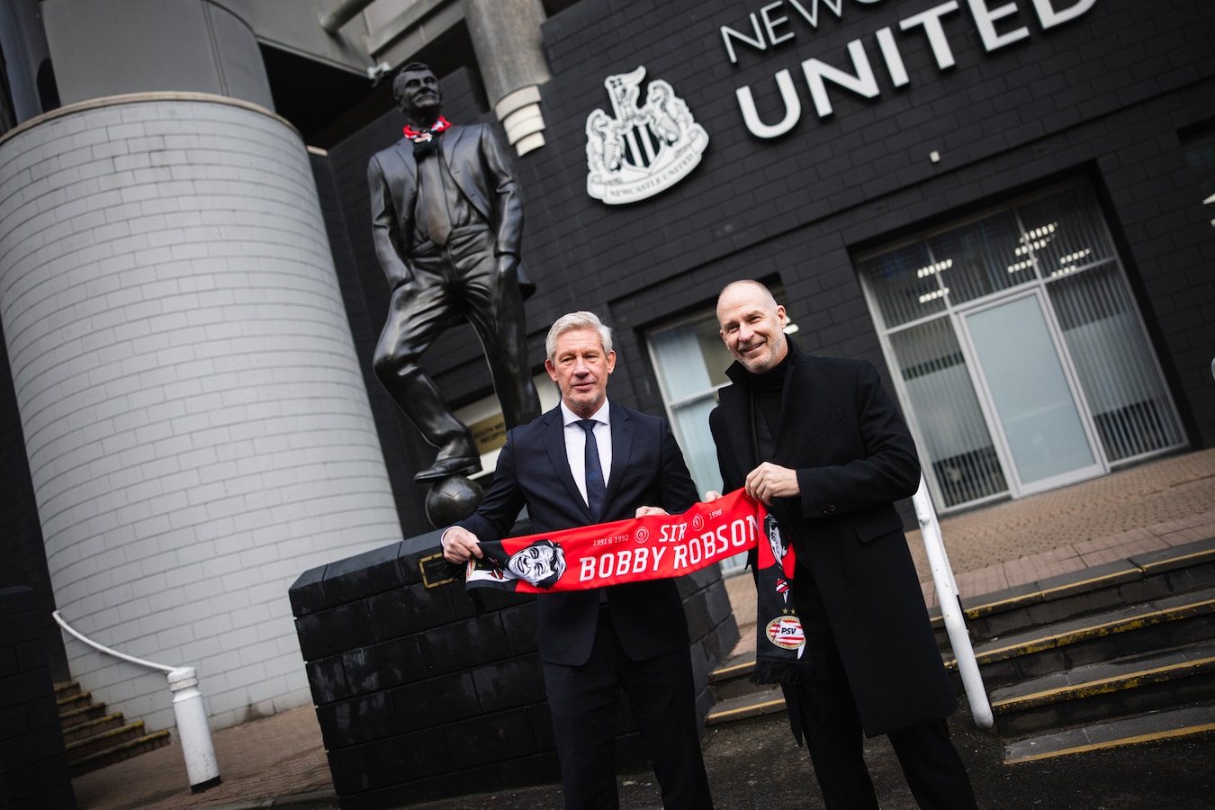 PSV en Newcastle United eren Sir Bobby Robson in Engeland | Foto | ed.nl