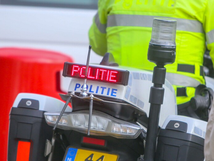 Man (18) rijdt met scooter in op motoragent in Breda, aangehouden voor ...