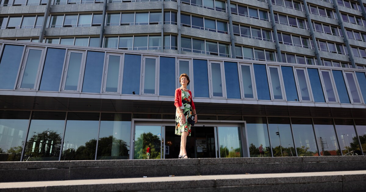 Ria is voor het eerst weer terug in het Philipsgebouw waarvan ze als 16 ...