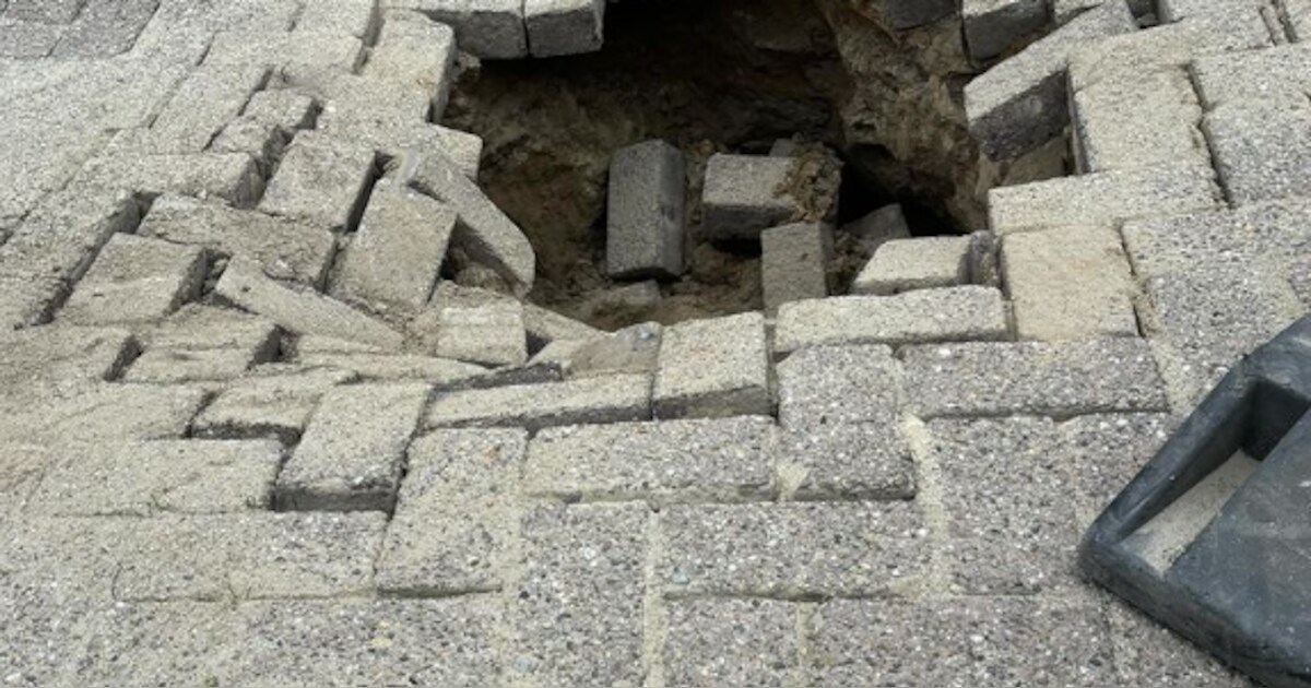Vrachtwagenchauffeur schrikt van sinkhole: truck zakt plotseling in een ...