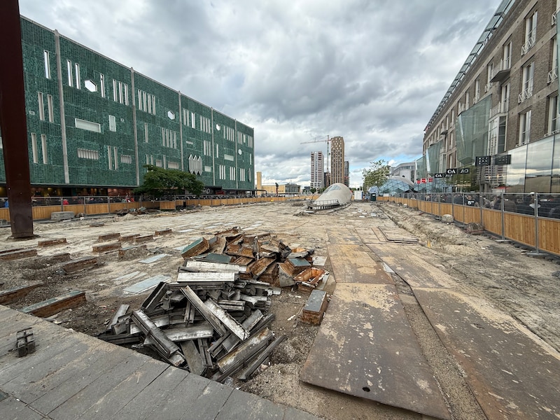 En wéér gaat het 18 Septemberplein op de schop, problemen met tegels en ...