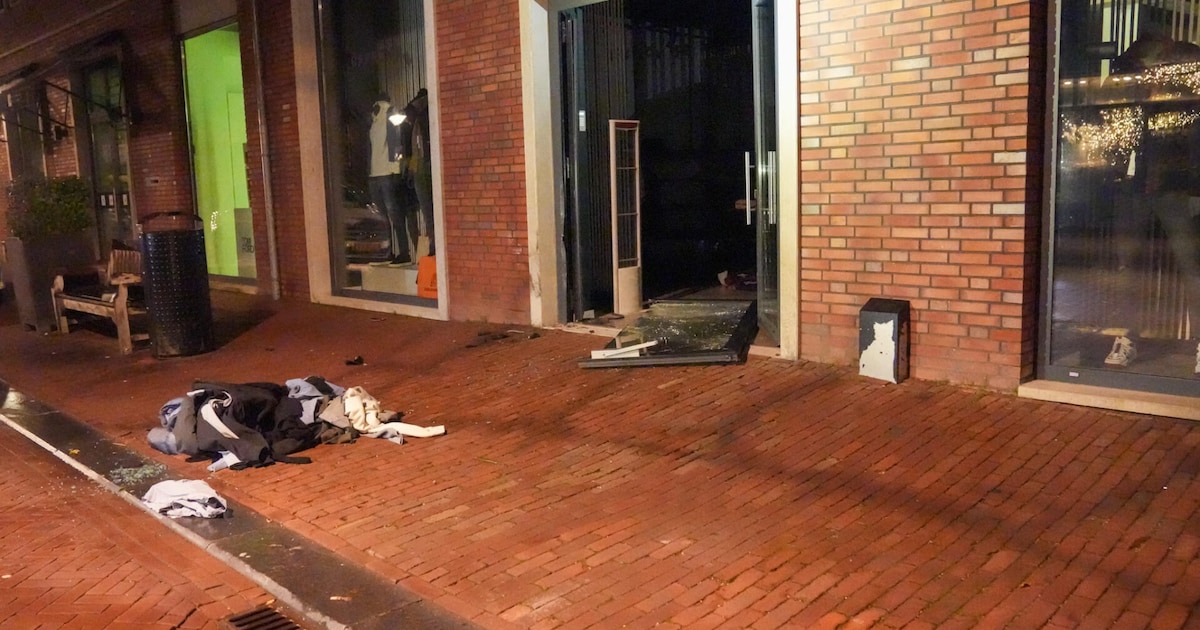 Dieven rammen auto in Helmondse kledingzaak, vluchten met dure kleding ...