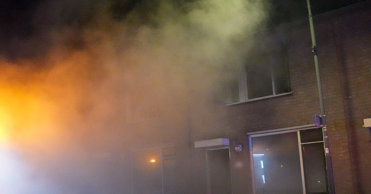 Pan vat vlam in keuken in Helmond, bewoner kan brand niet zelf blussen ...