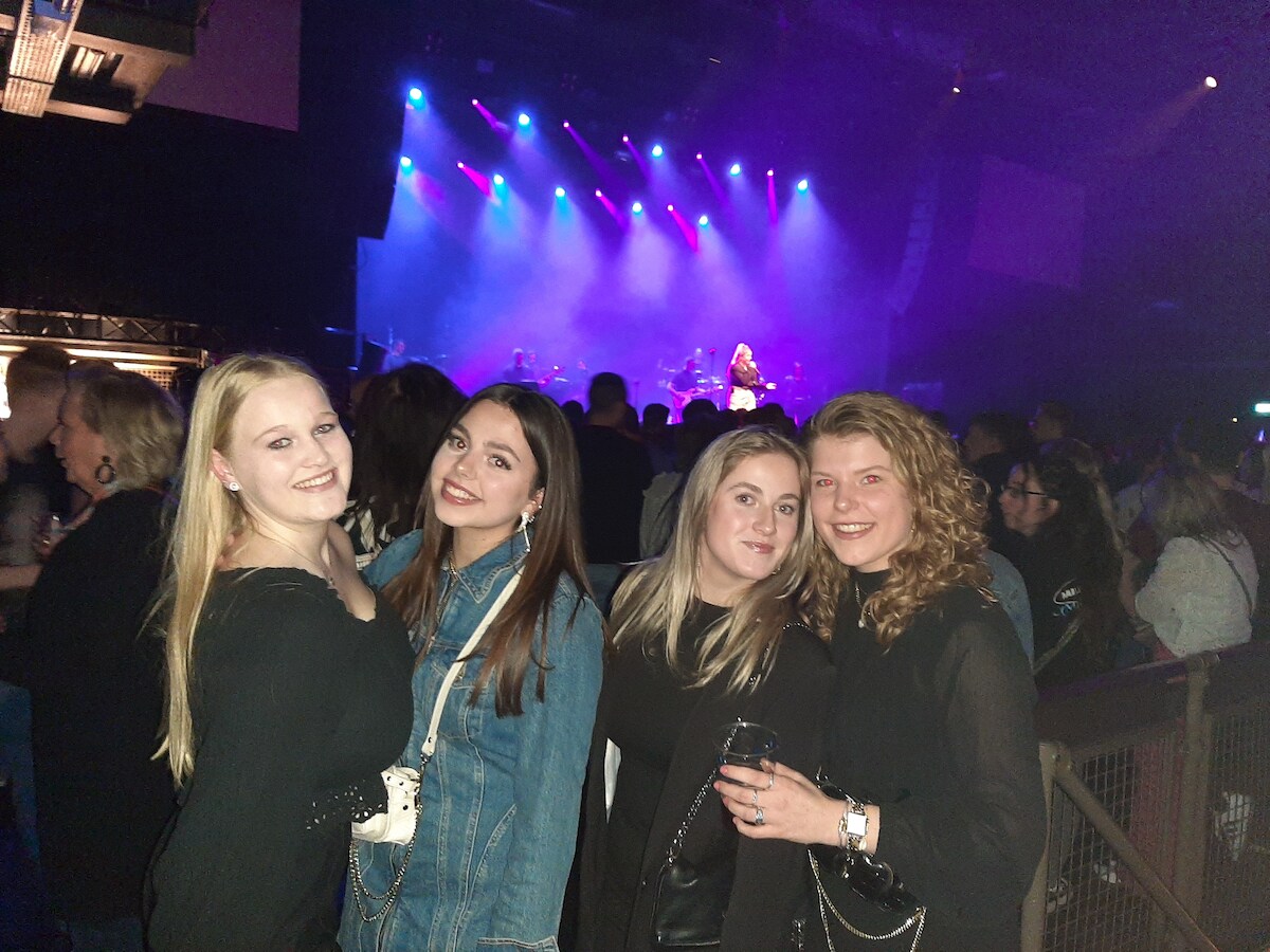 Busladingen vol fans naar eerste eigen show van Senna Willems (18) in ...