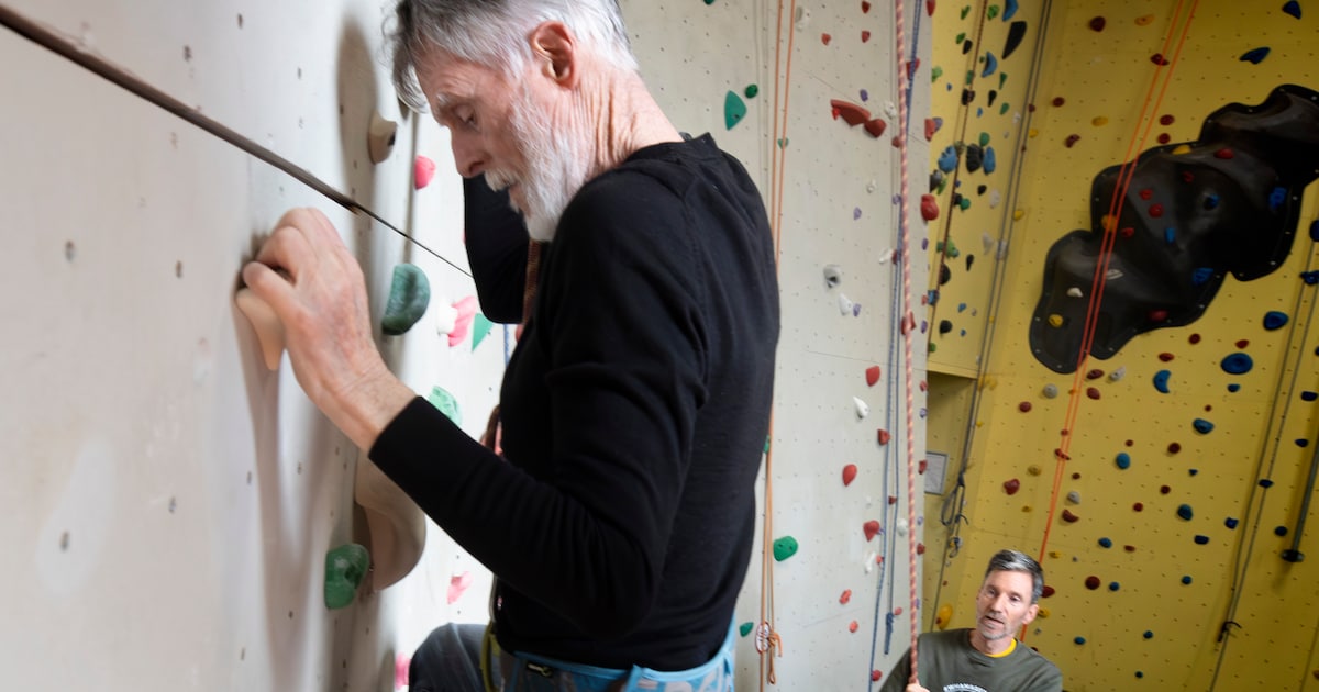 Peter heeft parkinson en loopt met een rollator, maar klimt ineens weer ...