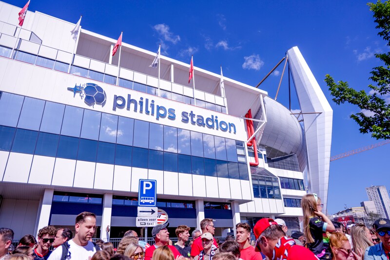 Bijna volle bak bij PSV, tijdens de opening van het seizoen | Sport | ED.nl