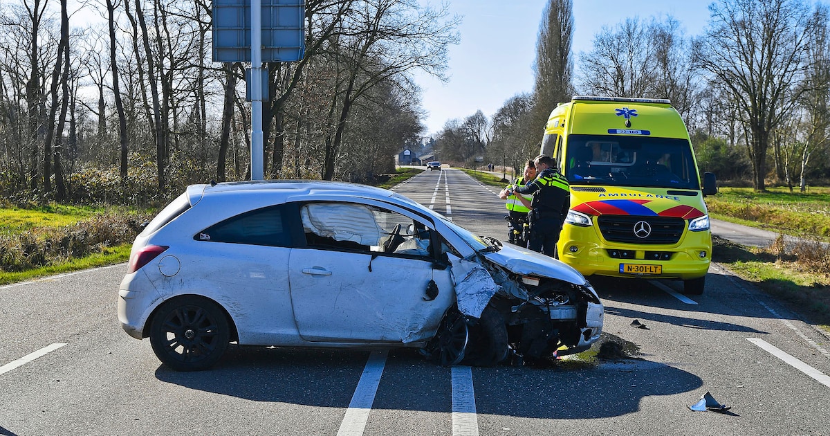 Auto belandt midden op de weg na klapband in Valkenswaard | 112 nieuws ...