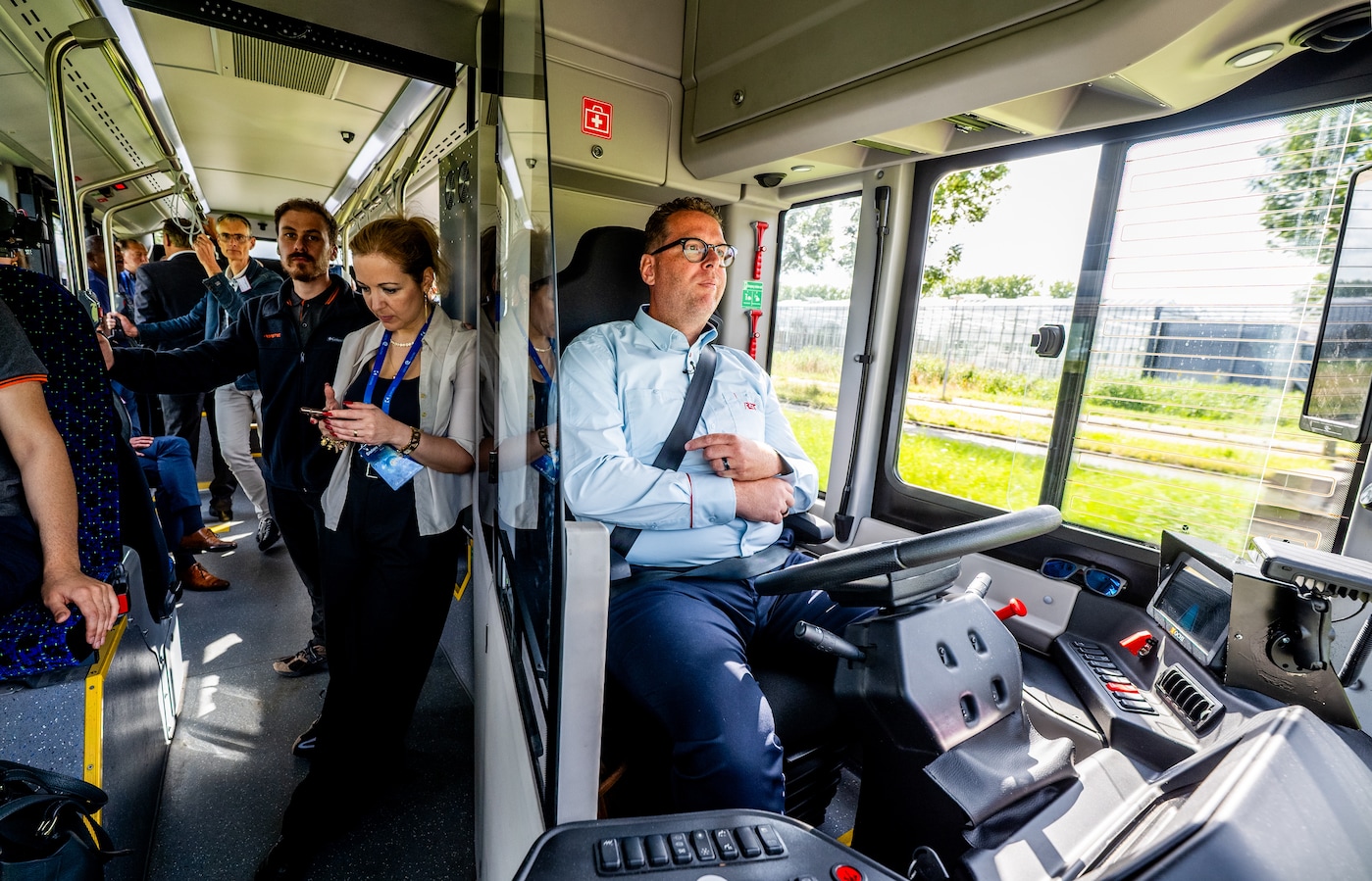 Eerste zelfrijdende bus van Nederland trapt bij verrassingen hard op de ...