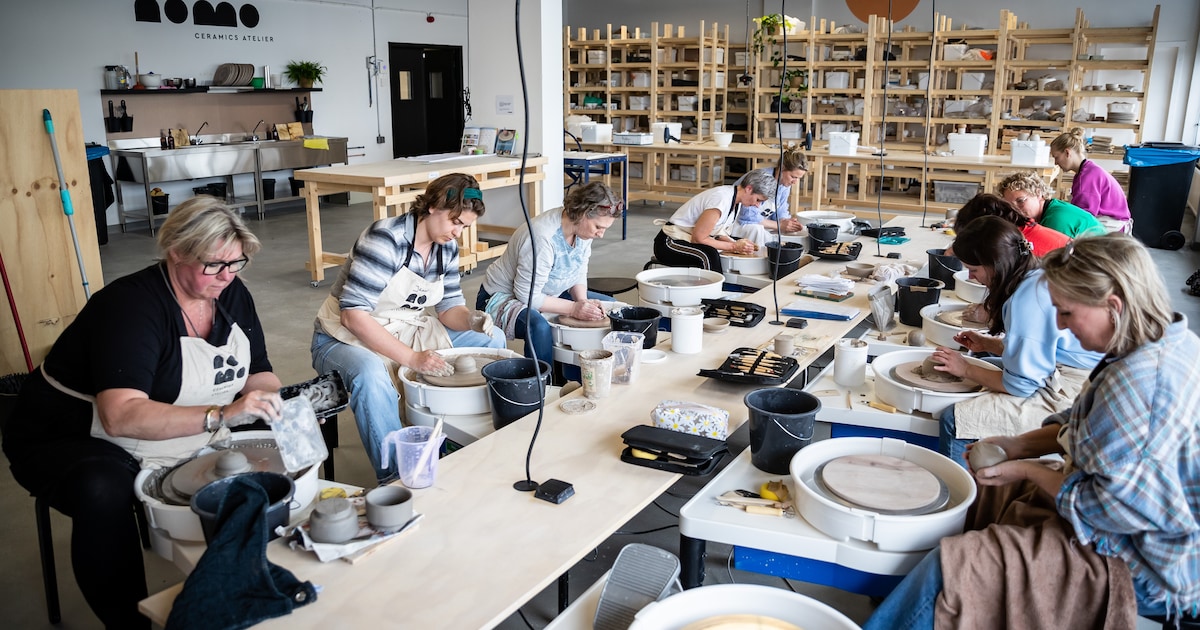 ‘Met klei werken geeft rust’, nieuw keramiek-atelier blijkt schot in de ...