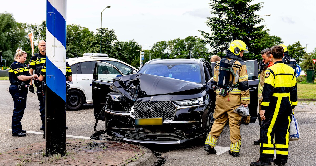 Bestuurder slaat op de vlucht nadat hij met auto paal ramt in ...