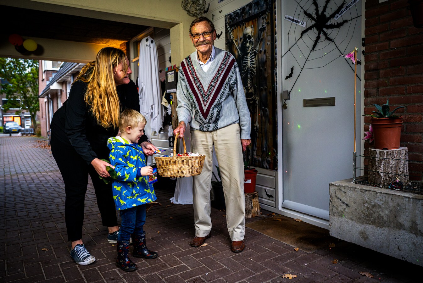 Niemand kwam opdagen bij zijn halloweenhuis, maar nu heeft Henk (80 ...
