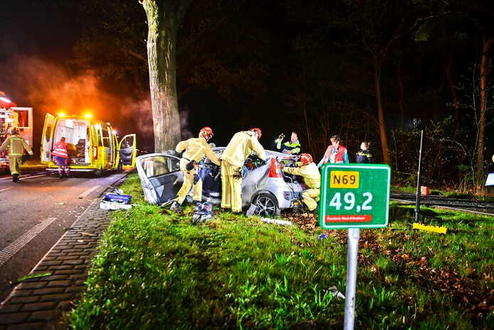 Vier zwaargewonden door botsing op N69, persoon op achterbank bewoog ...