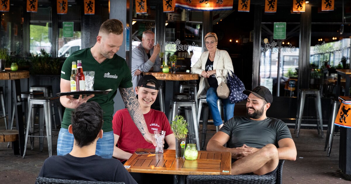 Horecaman Youri kan 25 man personeel extra gebruiken, maar die zijn er ...