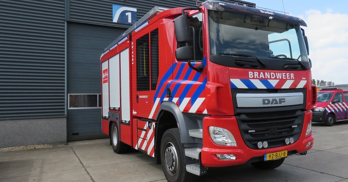 Brandweer Budel geeft auto’s tijdens carwash vipbehandeling | Regio | ED.nl
