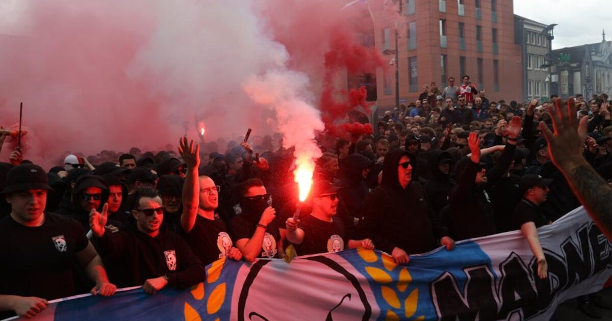 PSV-fans knallen door Eindhoven naar Philips Stadion in een rode mist ...