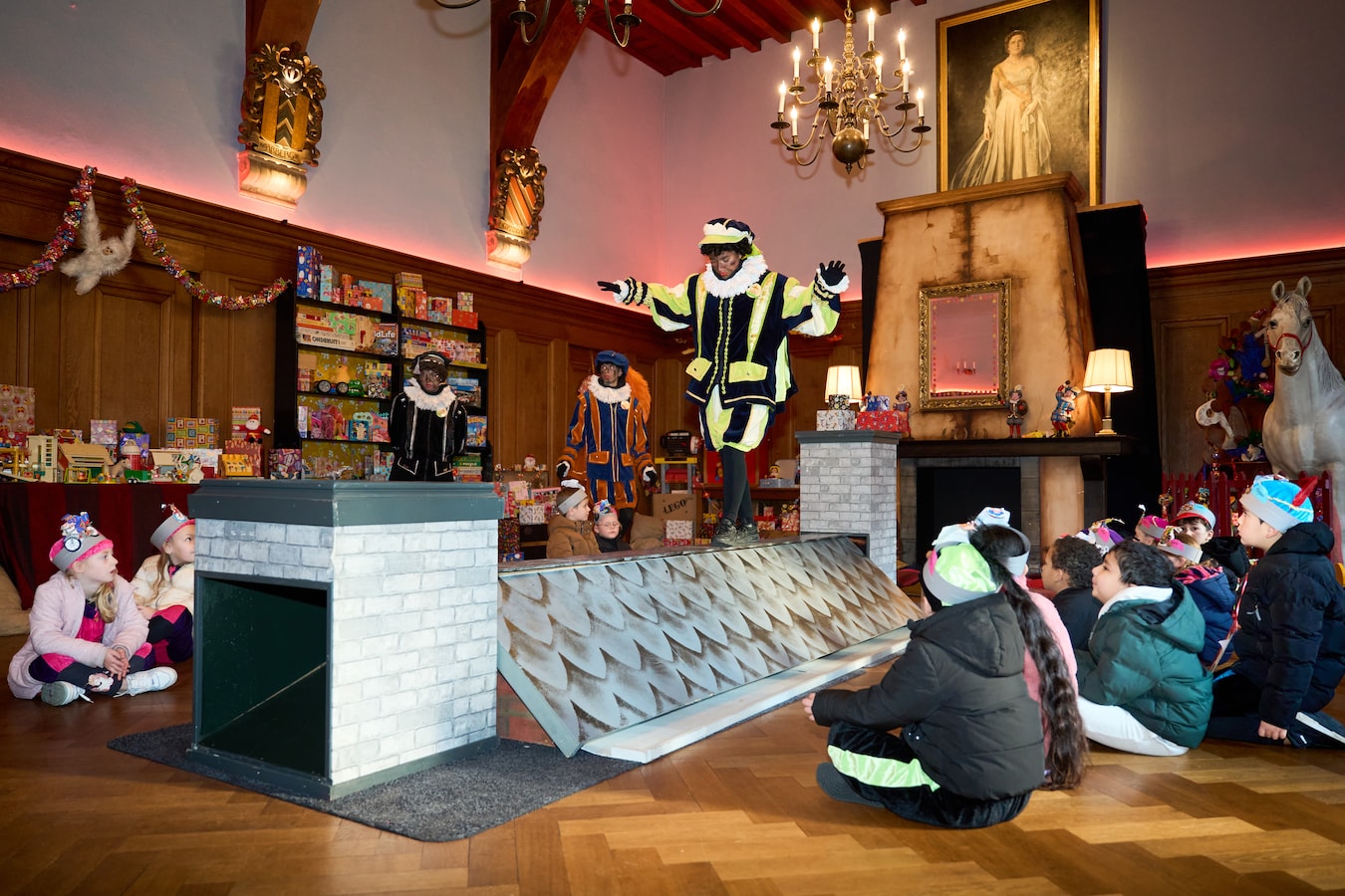 Nog één liedje en dan mogen kinderen het Kasteel van Sinterklaas in ...