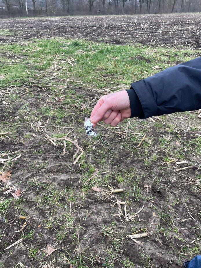 Kleine plastic deeltjes baren Helmondse wijk zorgen: ‘Het ligt echt ...