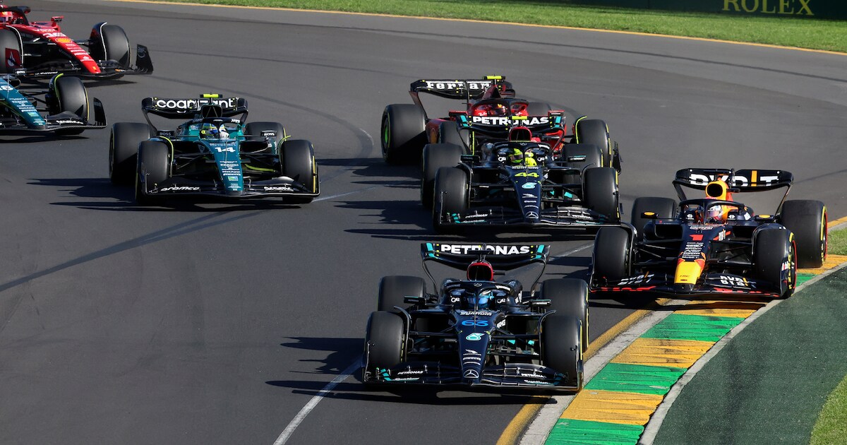 Bekijk hier hoe Verstappen de leiding verloor aan Russell bij de start ...