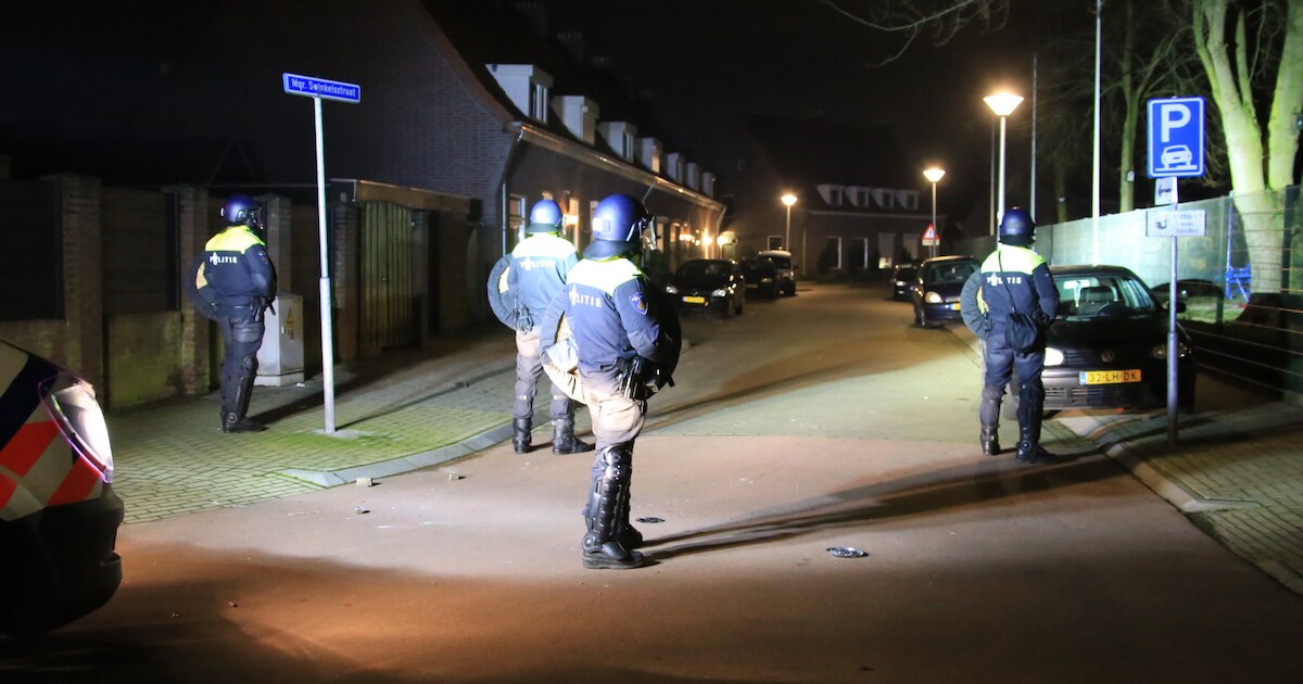 Negen aanhoudingen bij demonstratie in Helmond, politie bekogeld met stenen, stoeptegels en ...