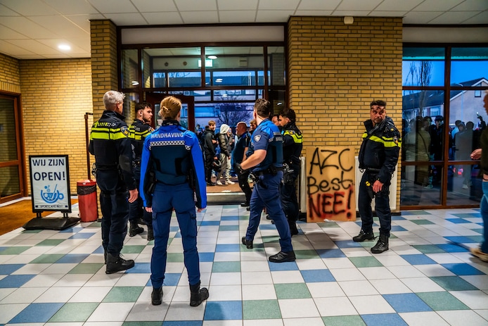 Veel vragen in Best na geweld rond infoavond azc: ‘Wisten relschoppers ...