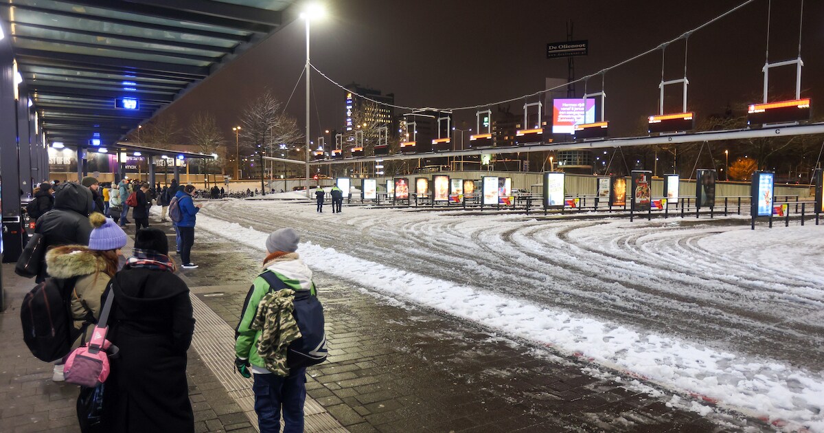 Beperkt bussen in regio Eindhoven door staking en hevige sneeuwval ...