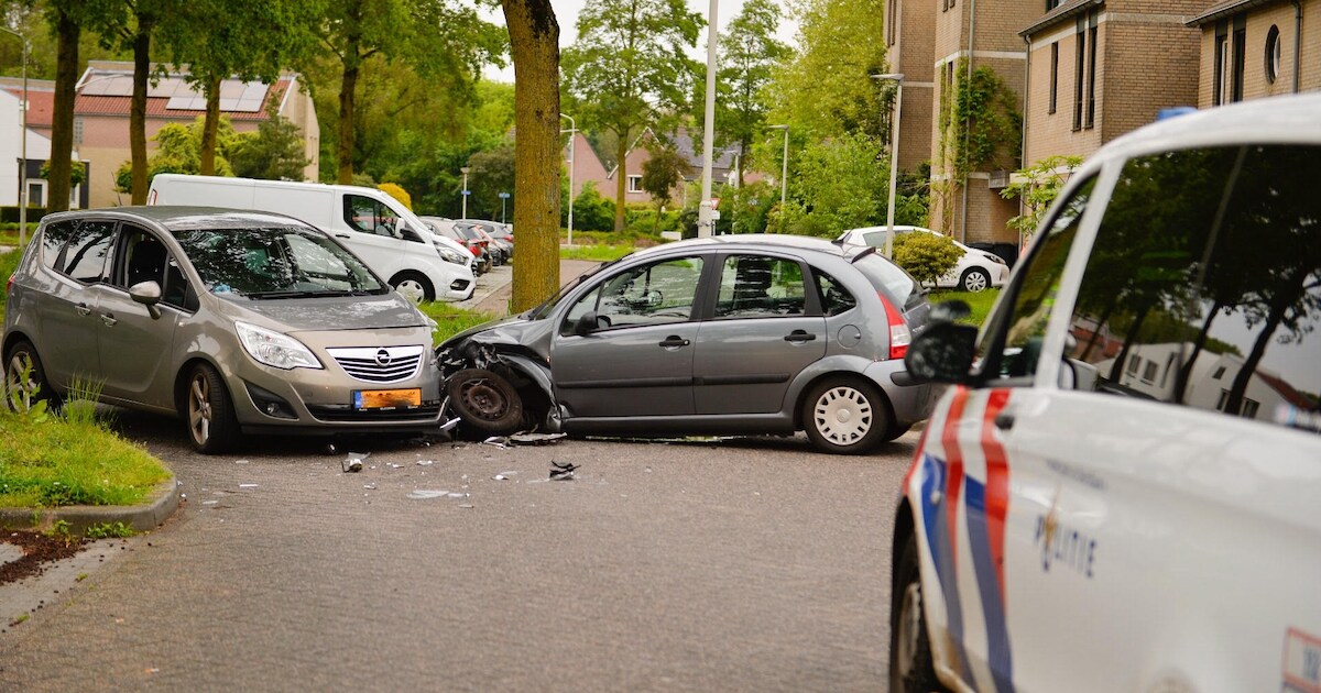 Bestuurder rijdt op de verkeerde weghelft: botst frontaal op andere auto | Deurne | ed.nl