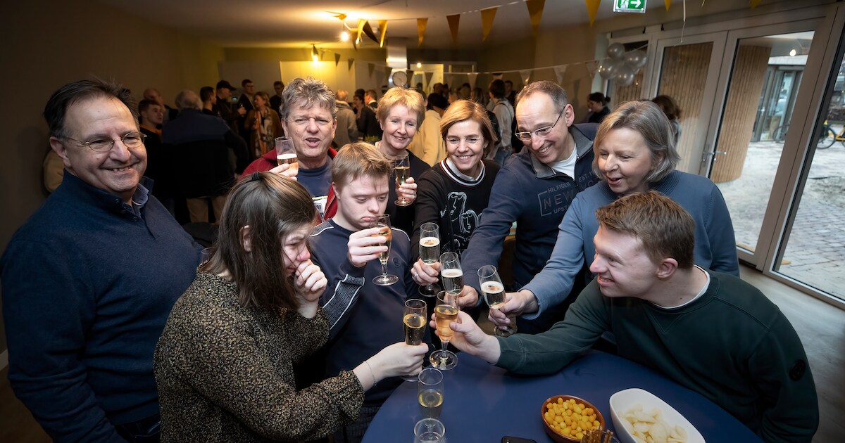 En dan is het eindelijk zover: de 14 bewoners brengen hun eerste nacht ...
