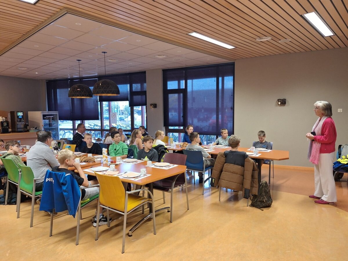 Burgemeester Annemieke van de Ven ontbijt met groep 8 van De Akkerwinde ...