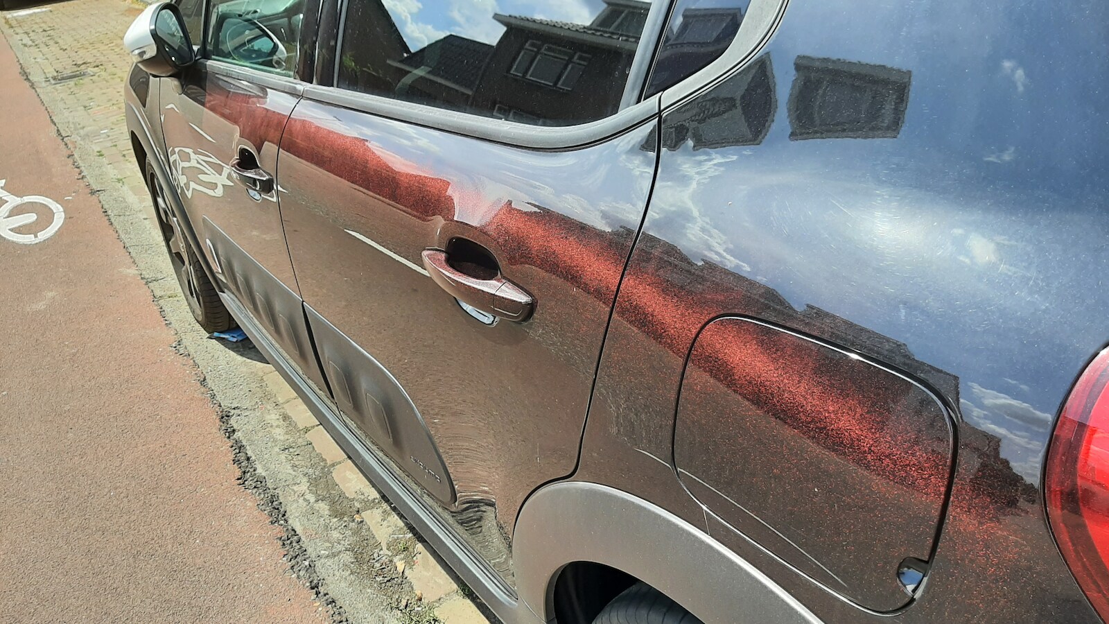Twee auto's voor de deur in Goirle, allebei een dikke, rode streep: 'Ik ...