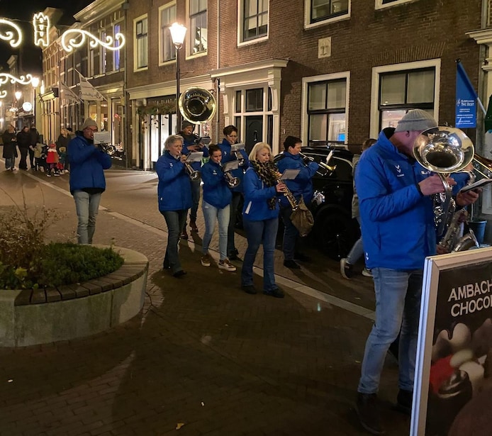 Deze blaaskapel is vrolijk onderweg, tót twee boa's ingrijpen: ‘Nog ...