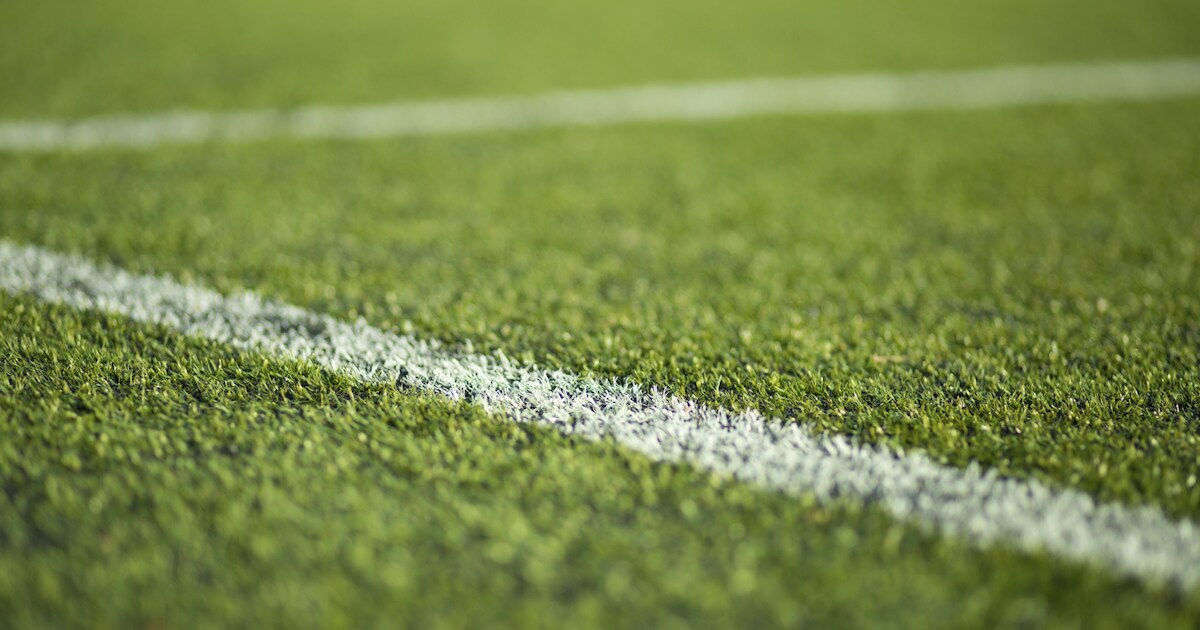 Nieuwe toplaag kunstgrasveld De Valk uit Valkenswaard is klaar ...