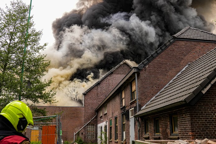 Uitslaande brand verwoest monumentaal fabriekspand in Helenaveen: ‘Het ...