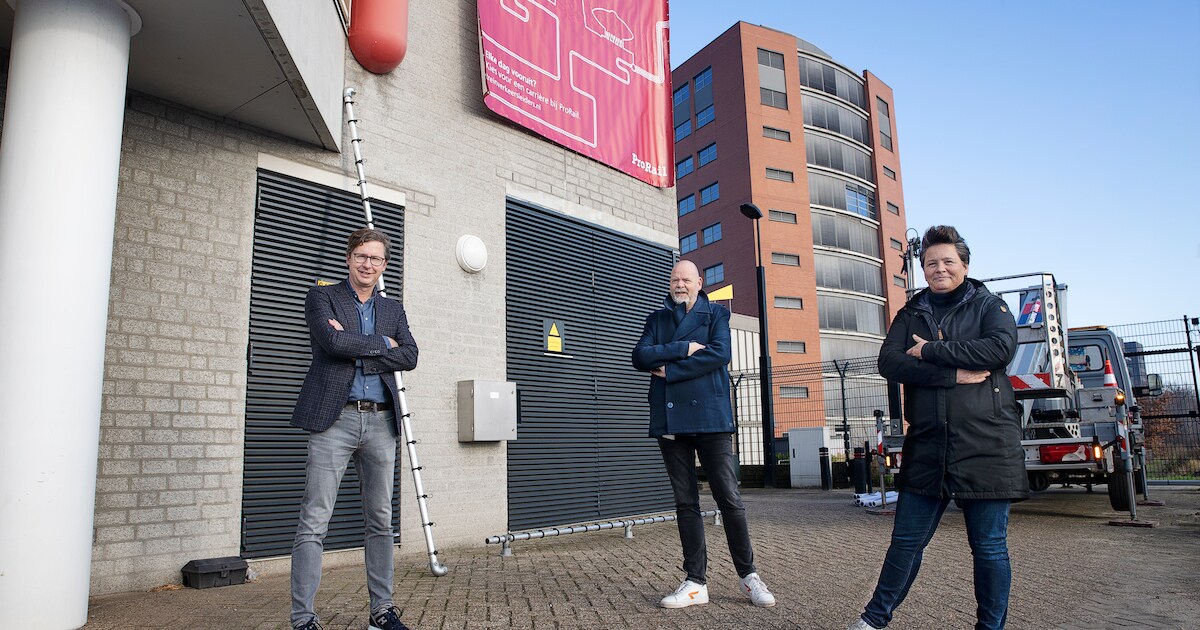 Treindienstleiders gezocht. ProRail werpt grote banners in de strijd ...