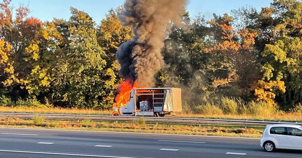 Brandende vrachtauto bij Knegsel, A67 richting Eindhoven weer open ...