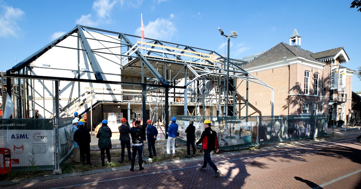 Vlag in top bij nieuwbouw Vincentre, Nuenens museum moet wel een paar ...