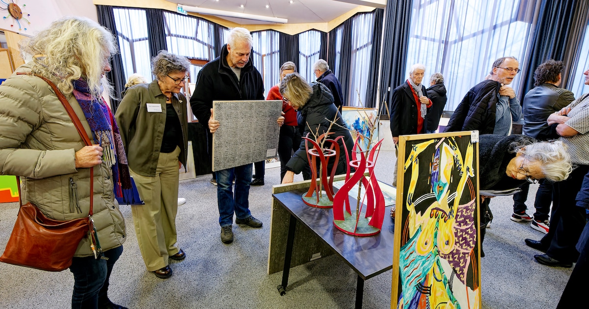 Opeens ziet Thea een schilderij van haar man staan en wat doe je dan ...