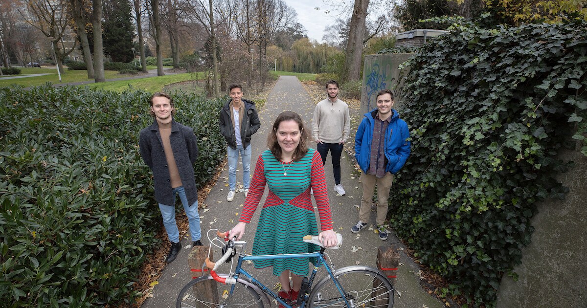 Vriendengroep fietst 225 kilometer op één dag voor ernstig zieke Emilie ...