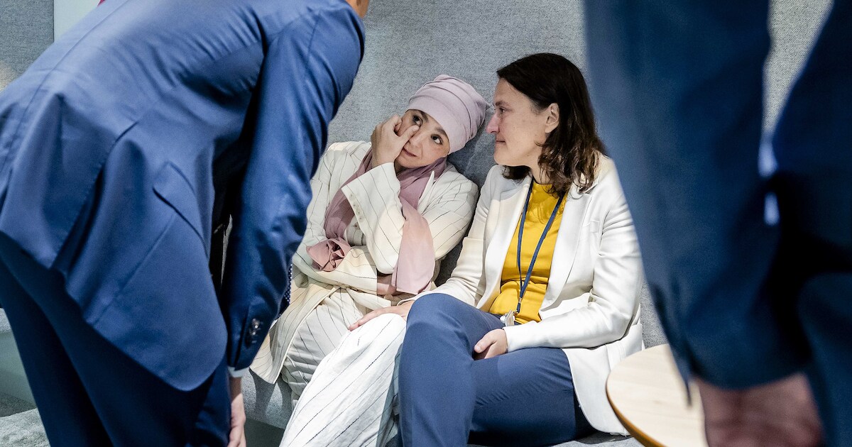 Esmah Lahlah in tranen na fel Kamerdebat over hoofddoek: ‘Het is een symbool van mijn kracht ...