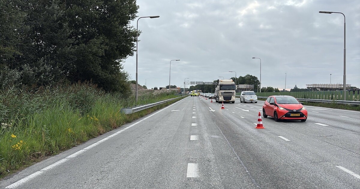 Rijstroken van A59 dicht bij knooppunt Hooipolder door kapotte vrachtwagen, file vanaf Waspik ...