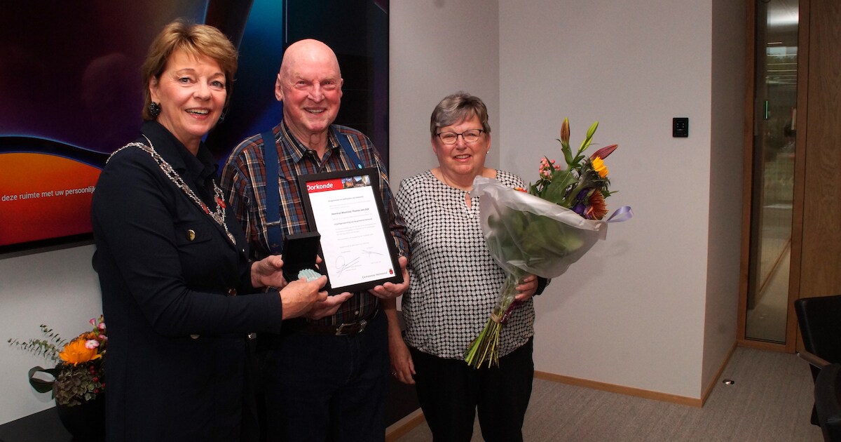 Fotograaf Henk van Dijk krijgt de vrijwilligerspenning | Helmond | ED.nl
