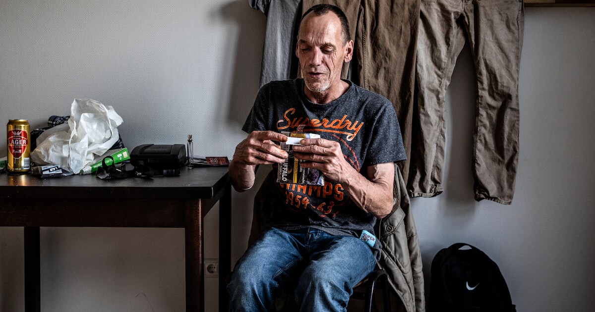 Na zeven zware jaren op straat heeft Toon (58) weer een dak boven zijn ...