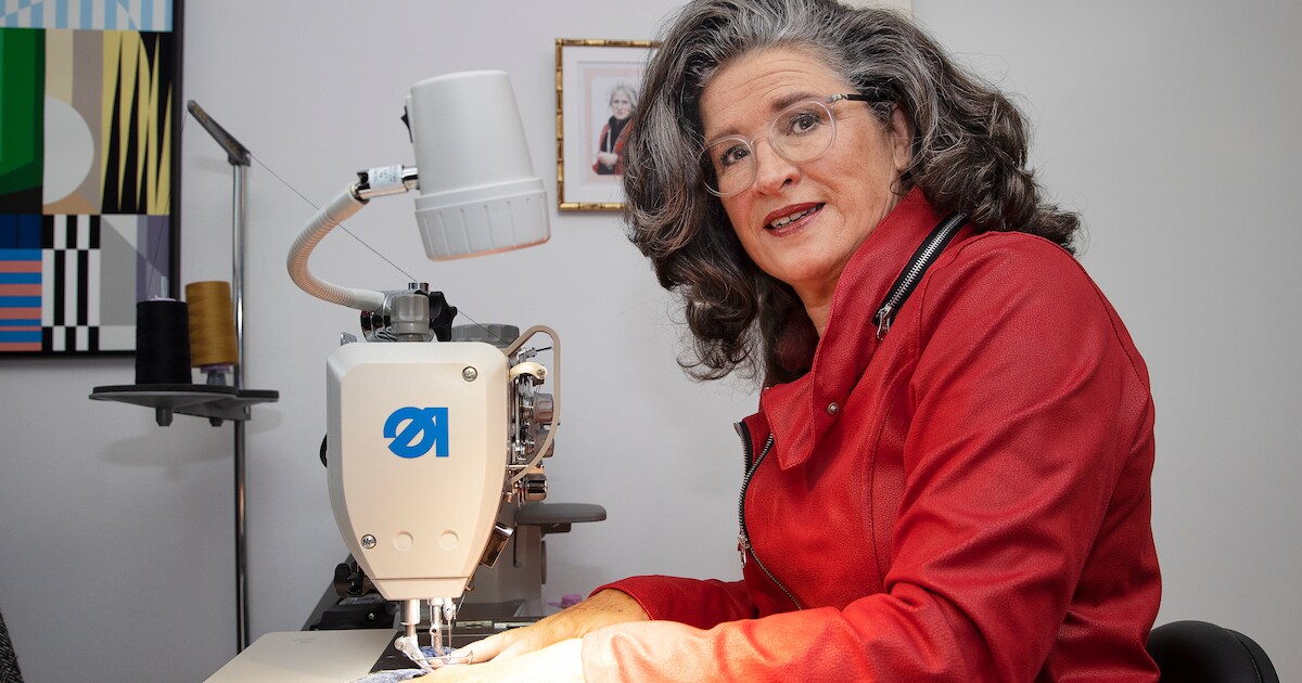 Marjon vermaakt kleding van overleden dierbaren tot iets nieuws ...