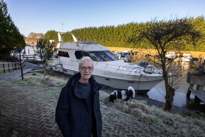 Gerrie (75) woont noodgedwongen al zes jaar op zijn boot, maar heeft nu ...